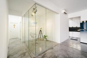 Evolving Home Design Trends Embrace Glass Walls and Partitions - AFV NEWS