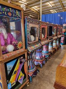 Reviving Retro: Blue Box Auction Gallery Hosts In-Person Auction of ...