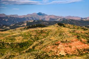 “Little Yellowstone” Antlers Ranch: Wyoming's Most Expensive Ranch Hits ...