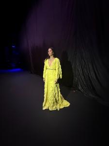 Tess Mann Atelier's Trinity Gown Illuminates Hollywood Stage - AFV NEWS