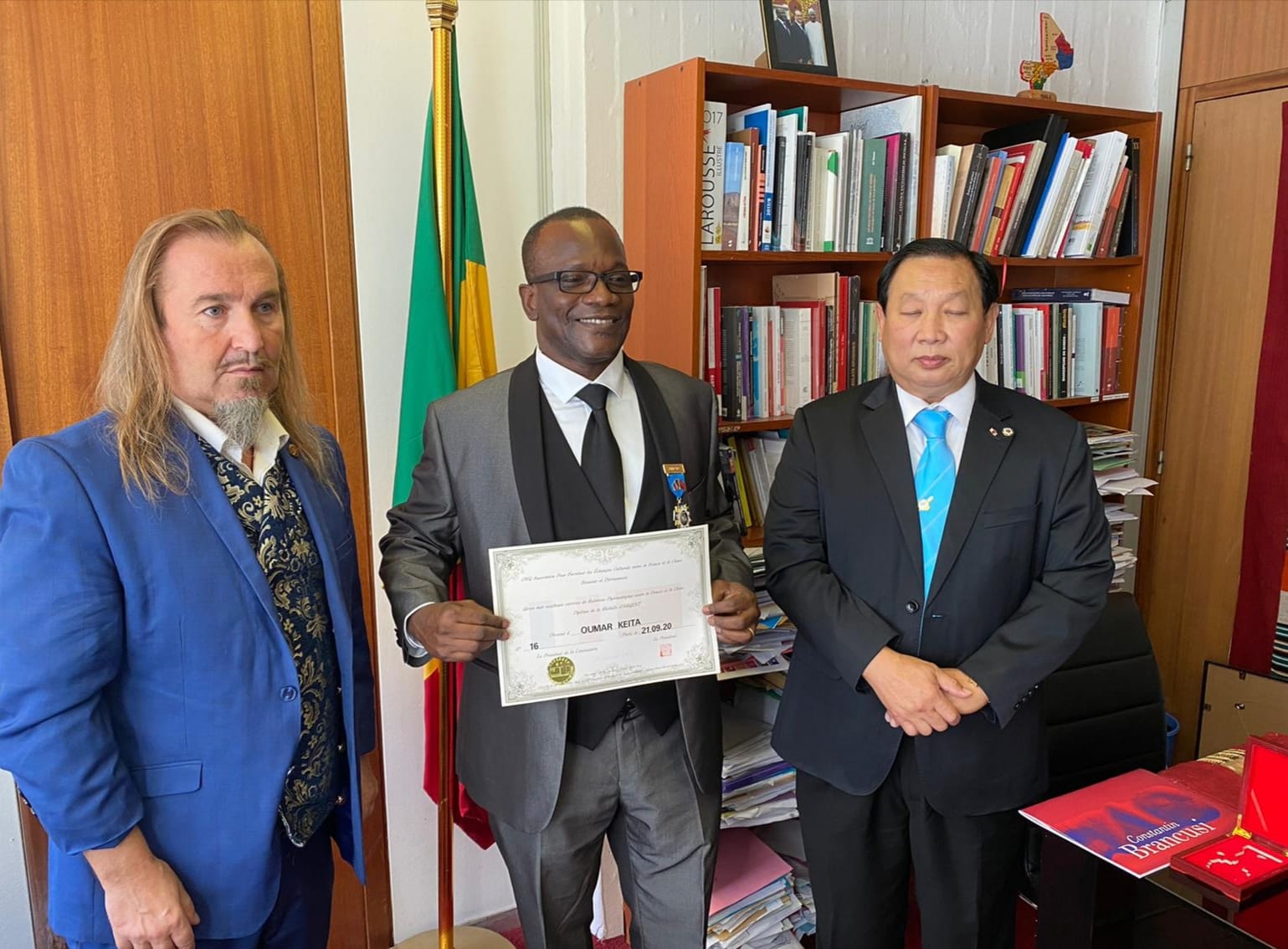 Oumar Keita reçoit à l'UNESCO la médaille de la culture pour ses ...